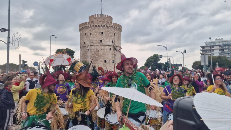 Θεσσαλονίκη: Πλήθος κόσμου στην καρναβαλική παρέλαση - Μασκαράδες με ...