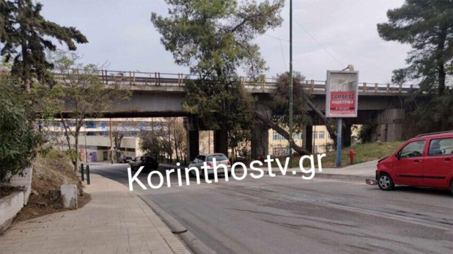 Κόρινθος: Γερανός φορτηγού χτύπησε σε γέφυρα και έπεσε σε διερχόμενα ...