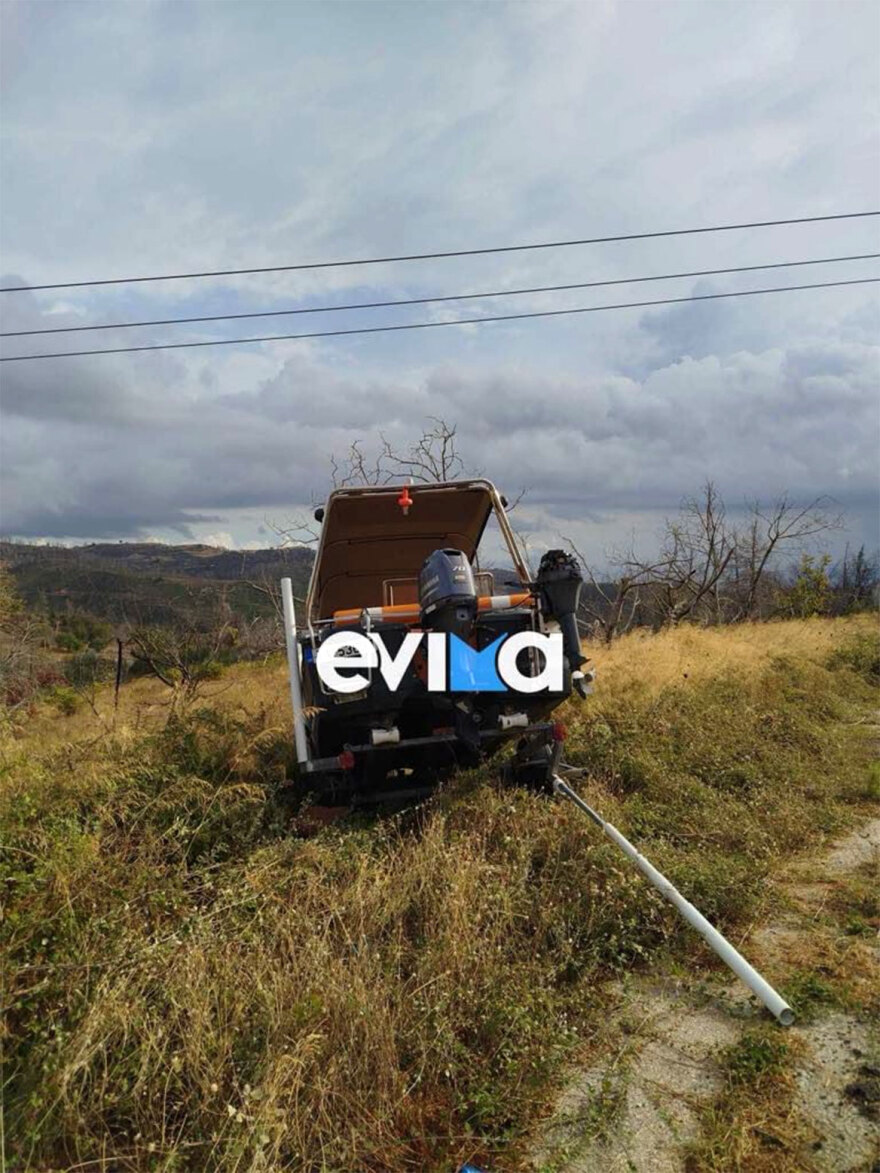 Τροχαίο στην Εύβοια: Σκάφος έφυγε από το τρέιλερ τζιπ και βρέθηκε σε ...