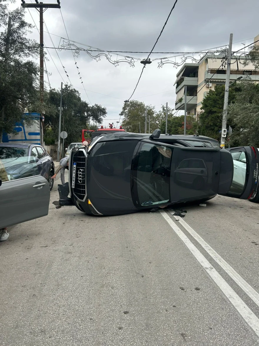 Αυτοκίνητο έπεσε πάνω σε άλλο όχημα και ντεραπάρισε στη μέση του δρόμου! - iRafina