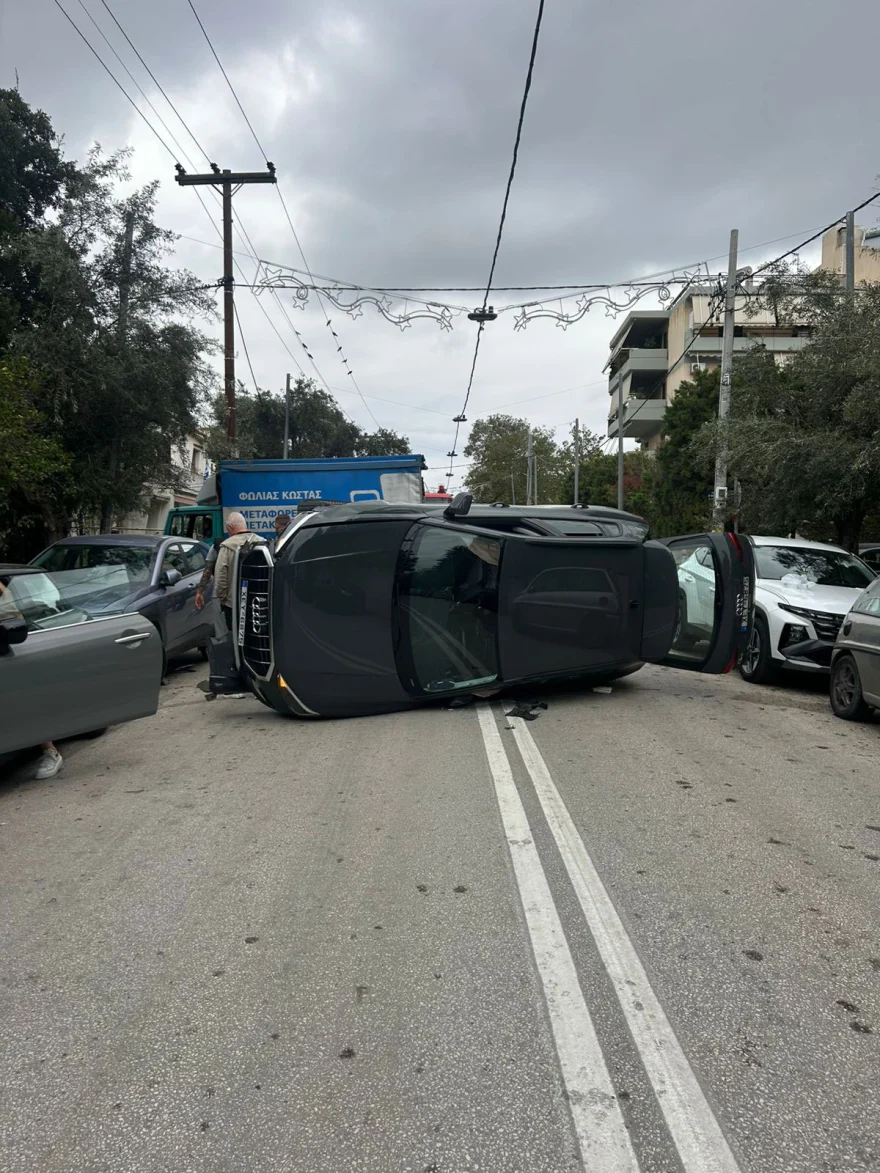 Αυτοκίνητο έπεσε πάνω σε άλλο όχημα και ντεραπάρισε στη μέση του δρόμου! - iRafina