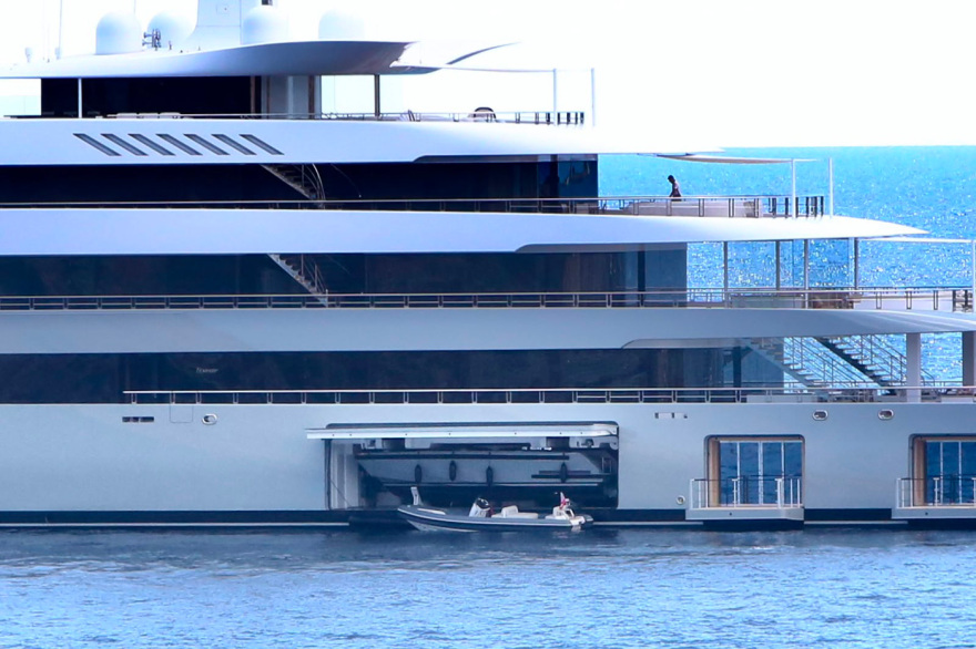 Στη Βάρκιζα το superyacht του ιδρυτή της WhatsApp: Έχει μήκος 100 μέτρα ...