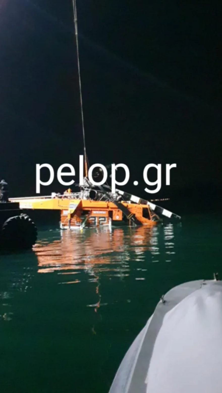«ΕΙΚΟΝΕΣ-ΓΡΟΘΙΑ» - Εκτός θάλασσας το ελικόπτερο που έπεσε στην Ελευσίνα ...